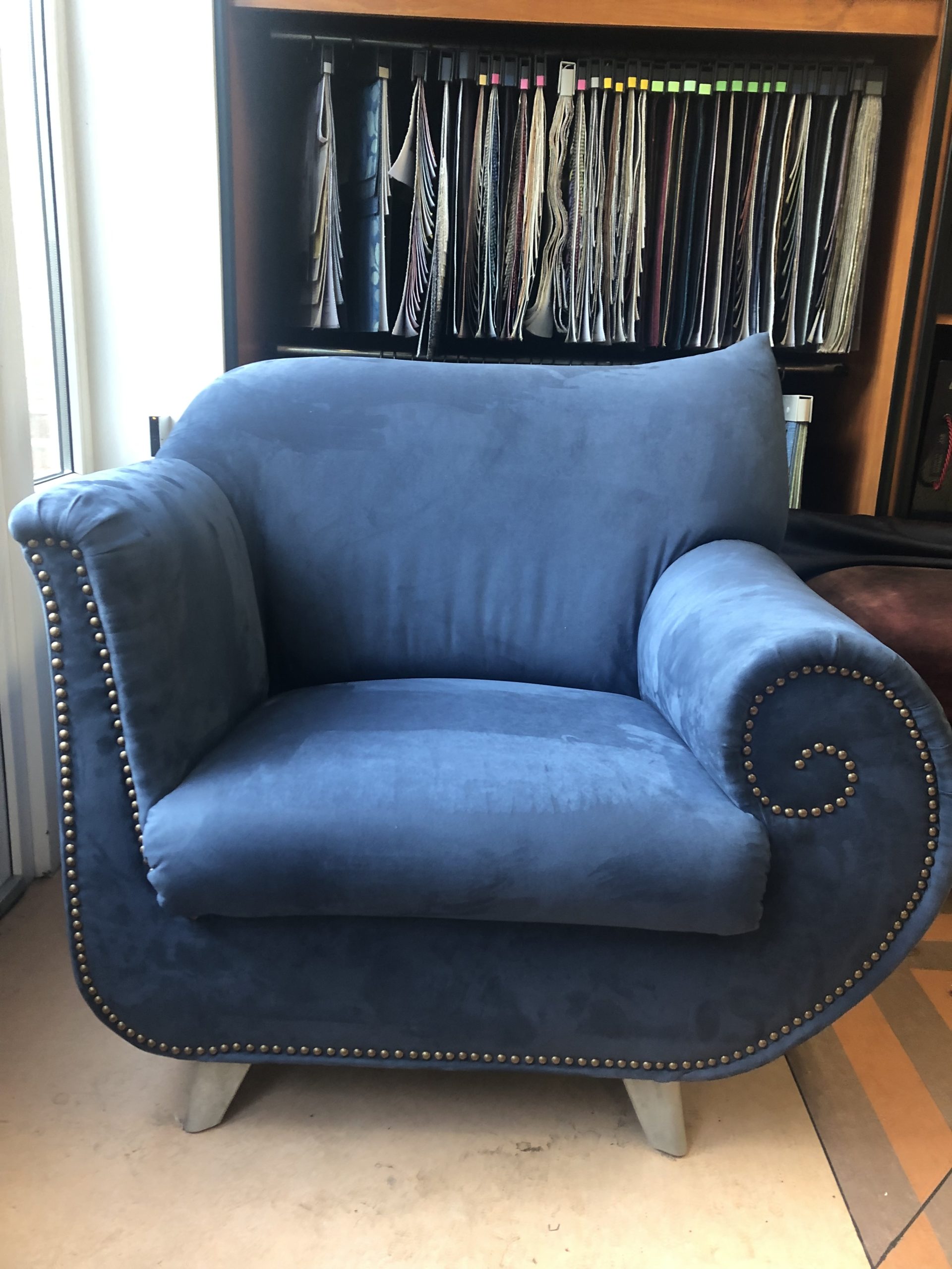 Fauteuil geherstoffeerd in alcantara stof - Bekers meubelstoffeerderij